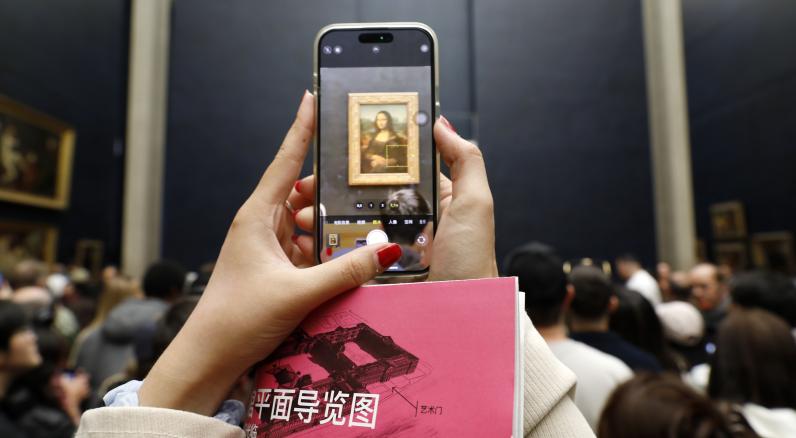 Put the Mona Lisa in Its Own Building—for Its Sake and the Visitors ...